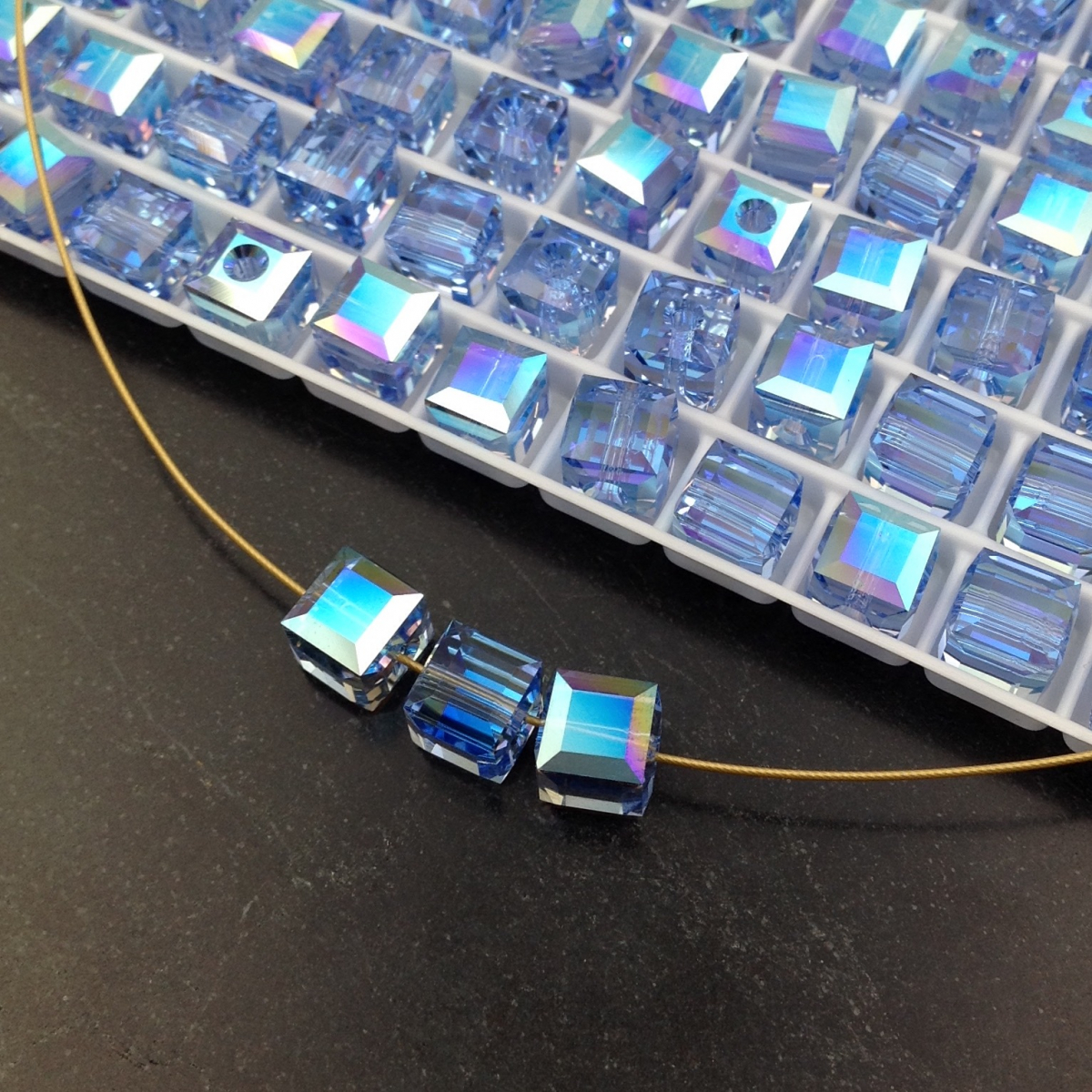 Swarovski КУБ 4мм Light Sapphire Shimmer B (5601) - milano-lux.ru